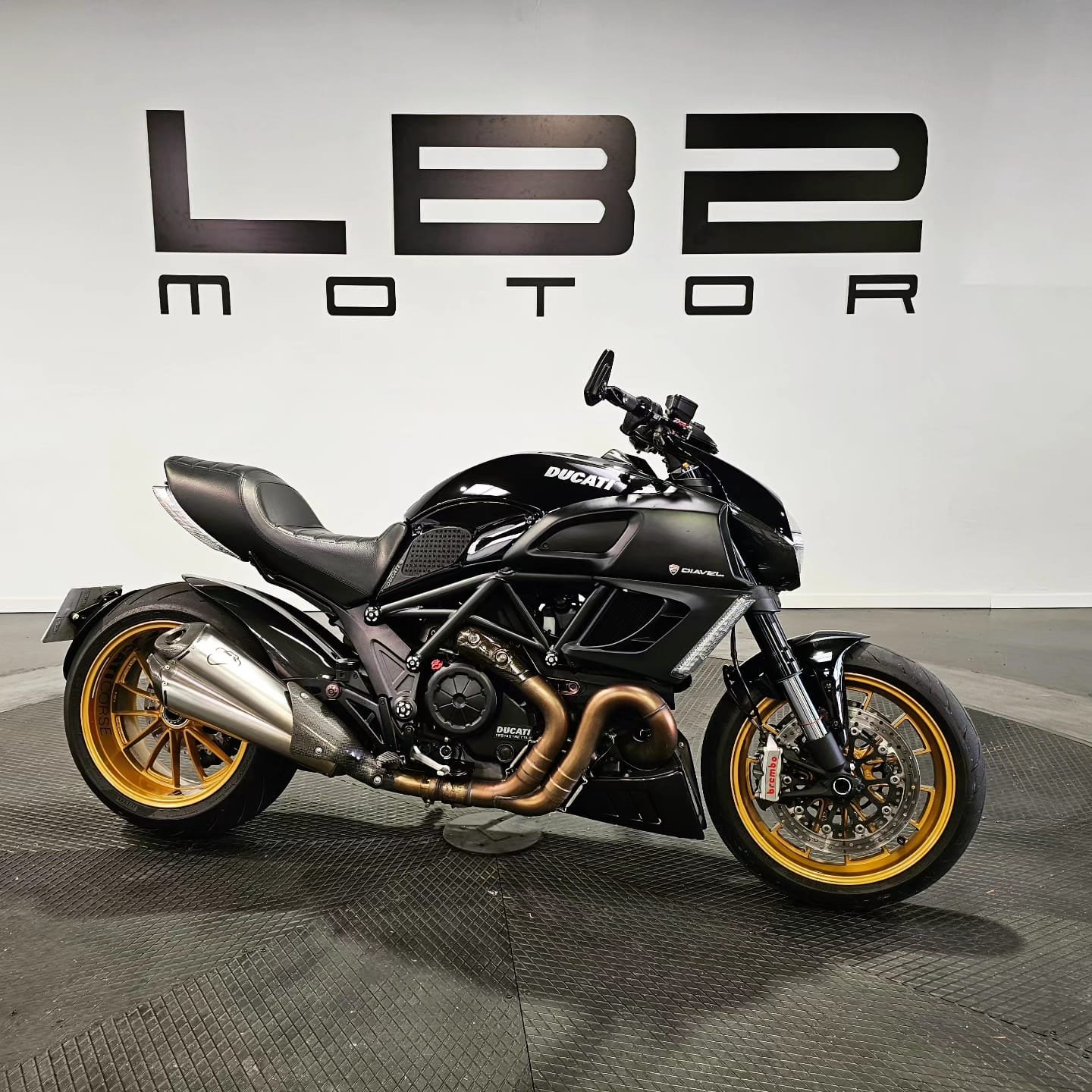 DUCATI DIAVEL: Potencia y Estilo en Dos Ruedas