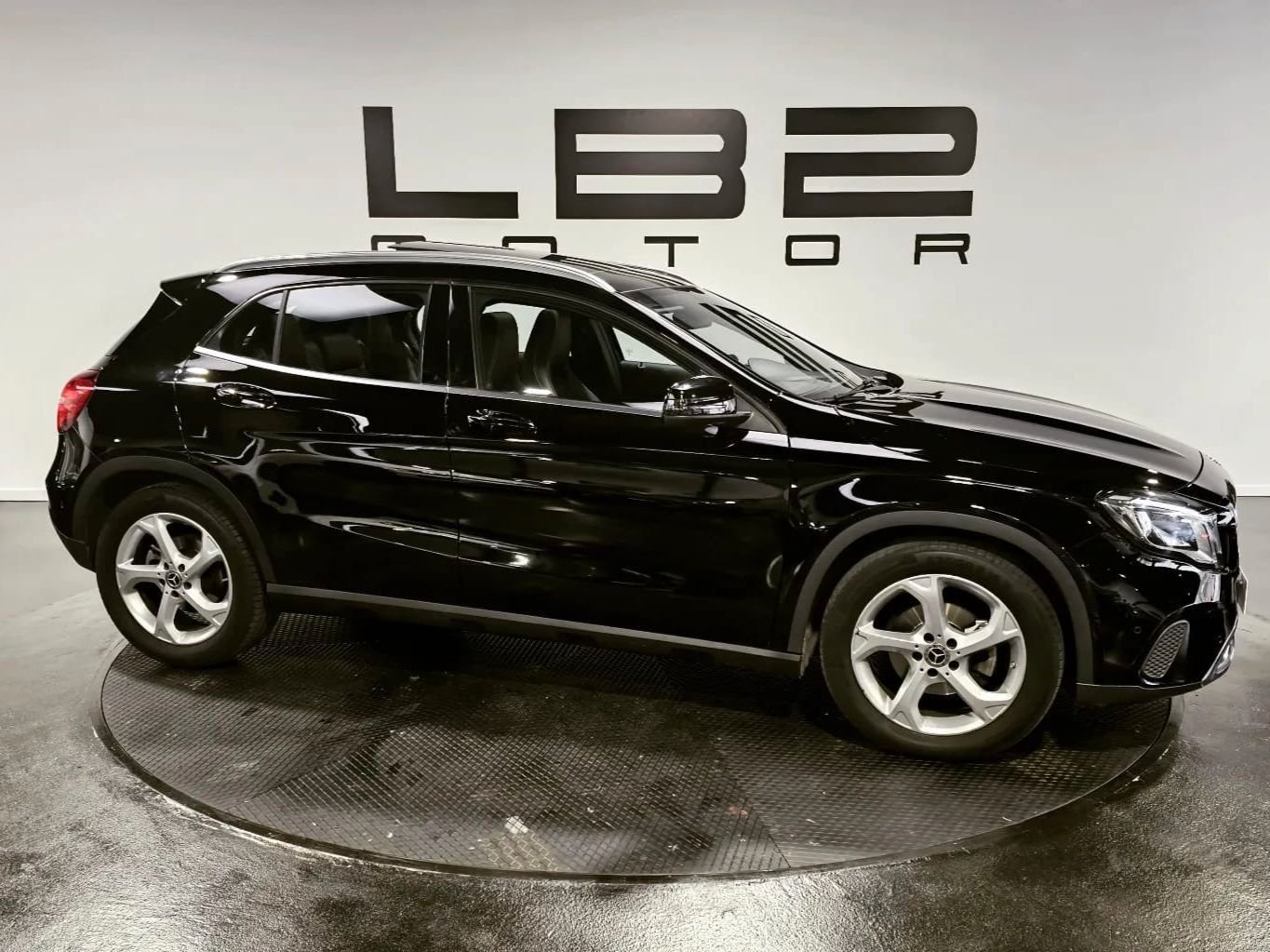 MERCEDES-BENZ GLA 180 122cv 2017: Elegancia, Rendimiento y Confort