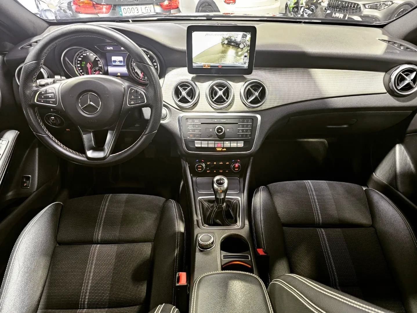MERCEDES-BENZ GLA 180 122cv 2017: Elegancia, Rendimiento y Confort
