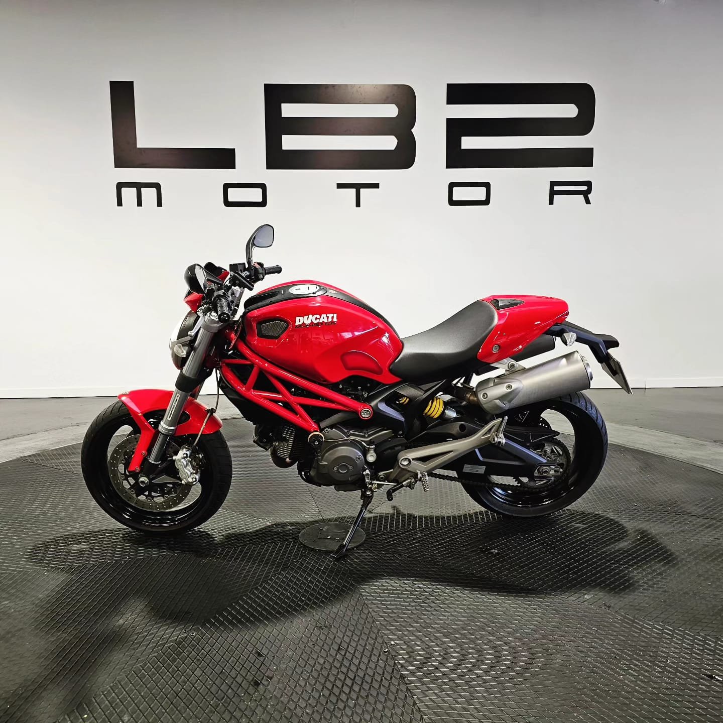 DUCATI MONSTER 696